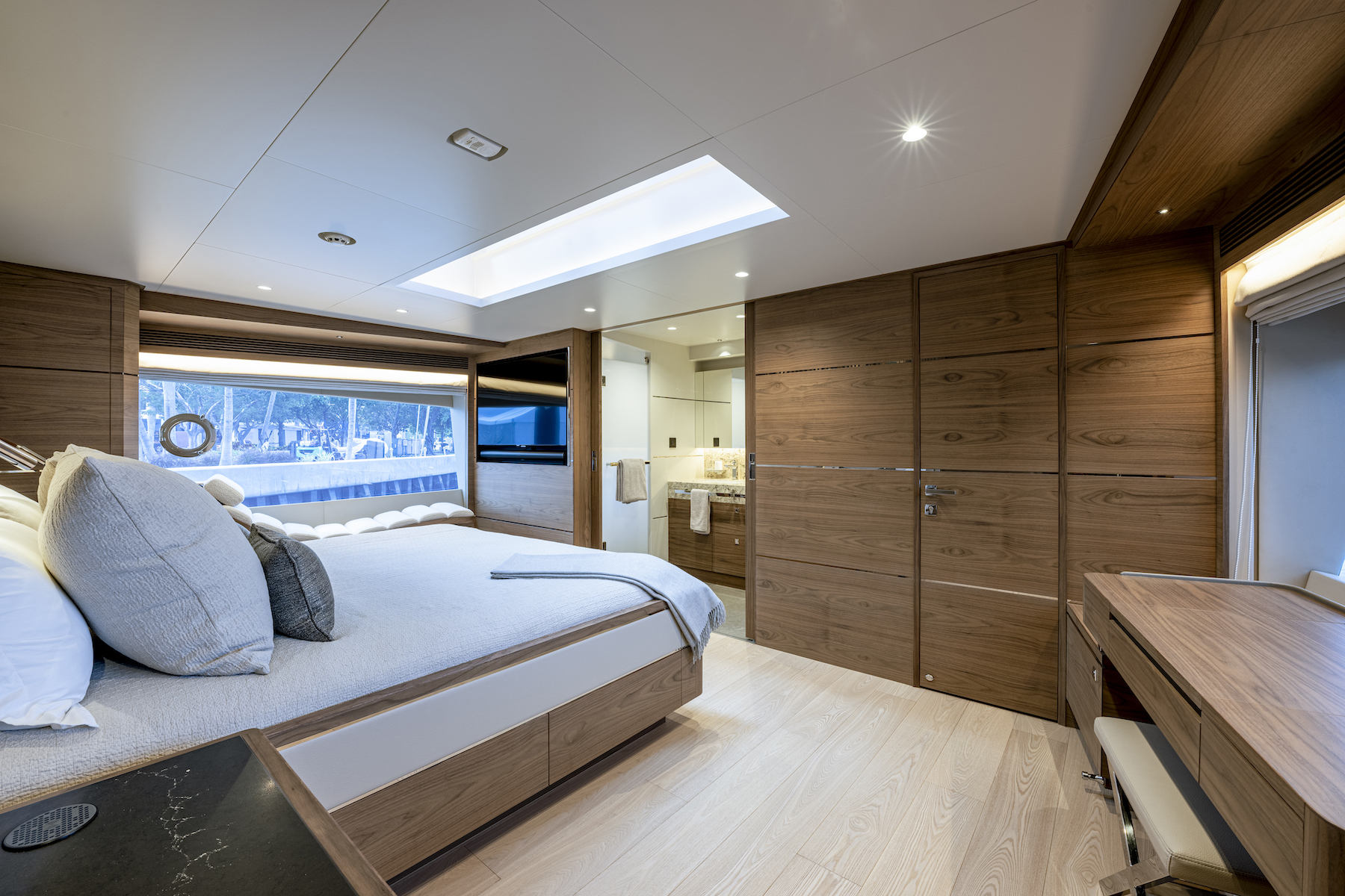 Yacht ISSIMO, Horizon FD 100 Skyline | CHARTERWORLD Luxury Superyacht ...